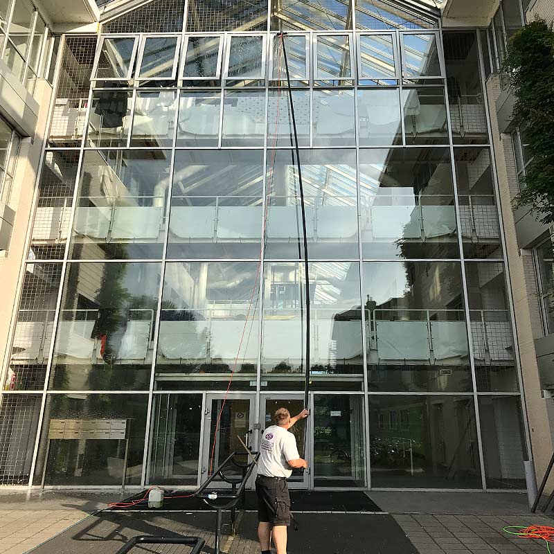 Brons Glazenwasserij & Schoonmaak | Telescoop Glasbewassing